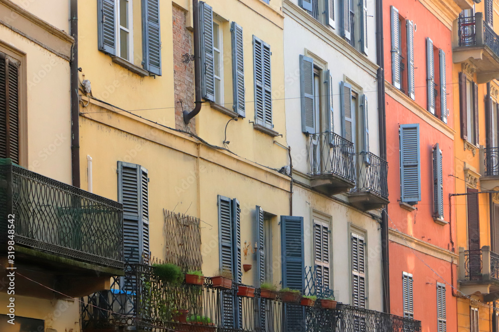 finestre e balconi di palazzi storici in centro pavia in italia ...