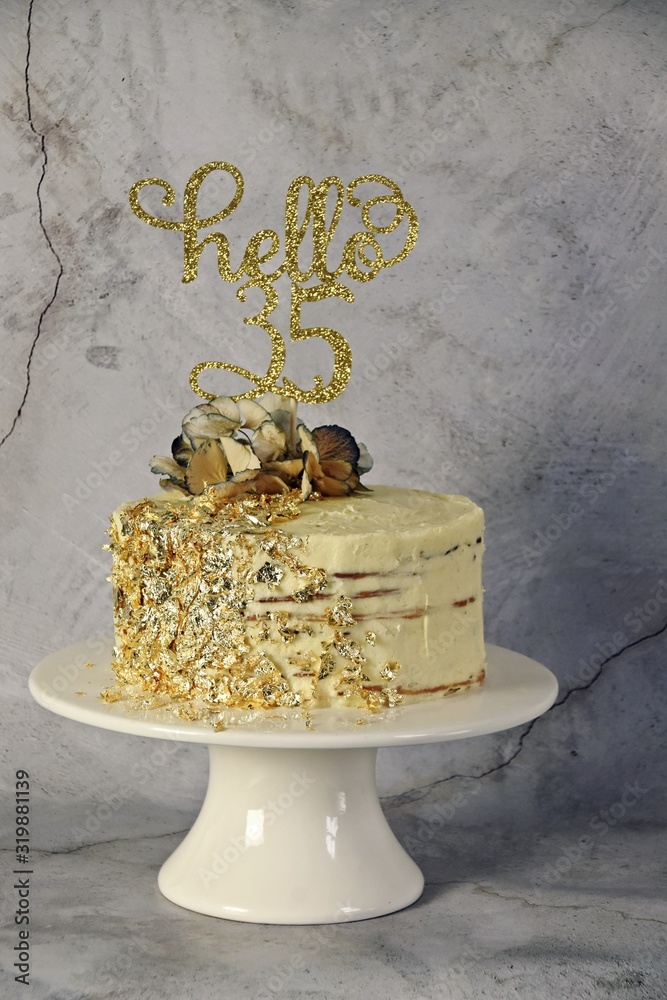 Foto de A great white and gold birthday cake for thirty-five years ...