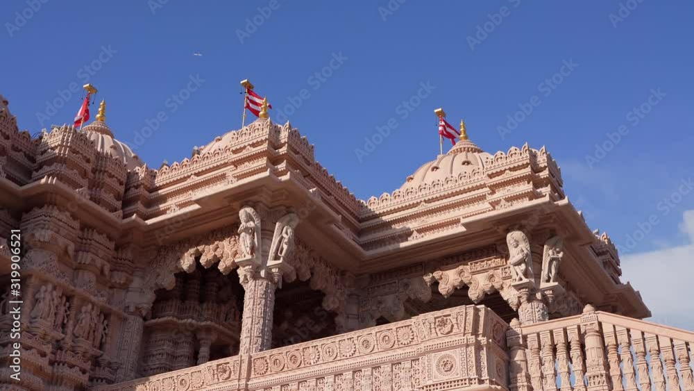 Exterior view of the famous BAPS Shri Swaminarayan Mandir vídeo de ...