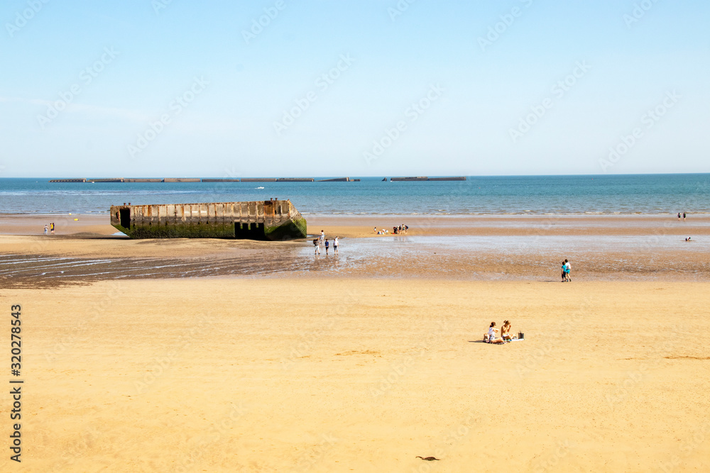 Arromanches-sur-mer. La plage et les restes des caissons de la seconde ...