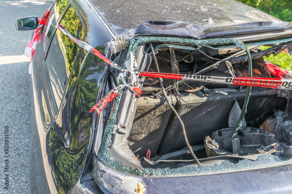 Ausgebranntes Auto nach einem heftigen Unfall mit Polizei Absperrband ...