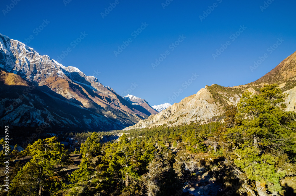 Marshyangdi river valley between Ngawal and Bhraka villages in early ...