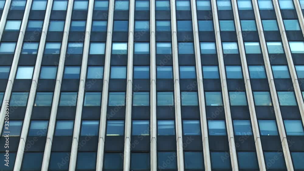 Vidéo Stock Pattern of tall rectangular windows on exterior of ...