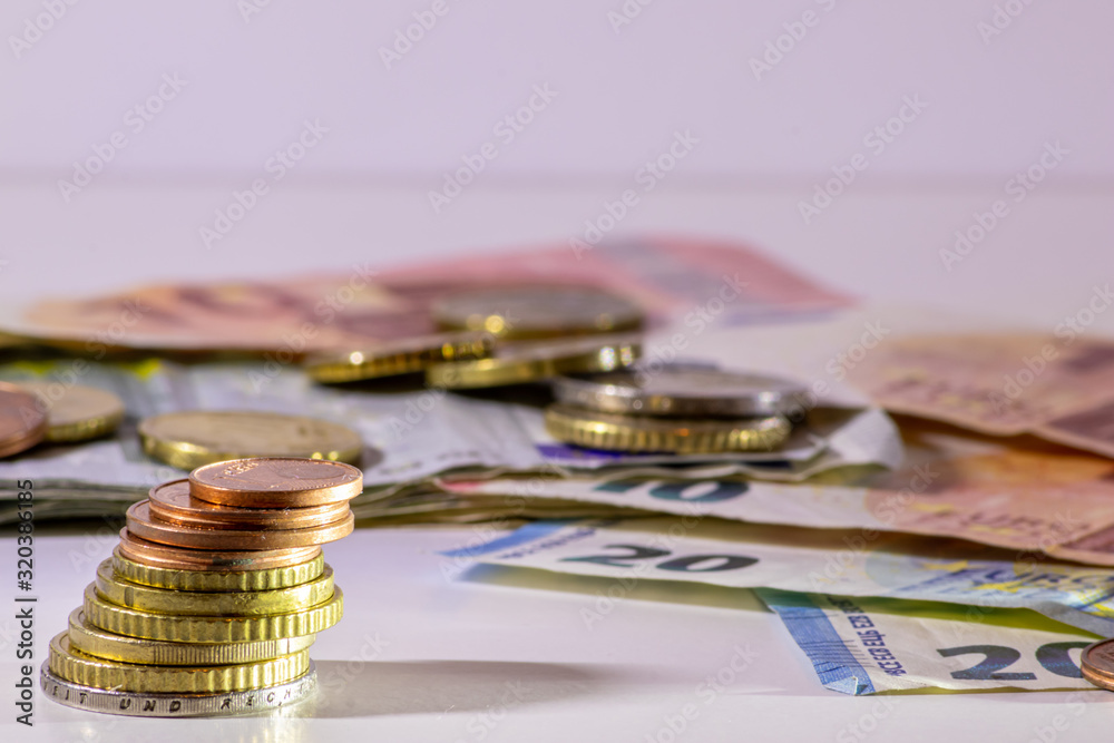 Foto de Stapel Euro-Münzen aus 2 Euro, 1 Euro und Cent-Münzen mit einem ...