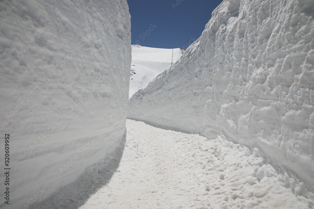 Snow Walls (Yukino Otani) in Tateyama Kurobe Alpine Route, Toyama ...