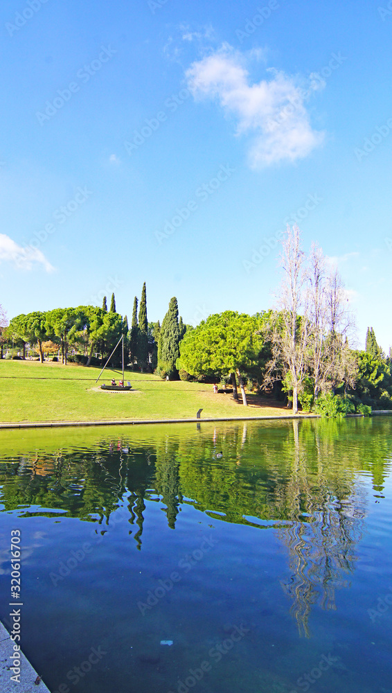 Paisaje urbano de jardines y arquitectura moderna en Sabadell ...
