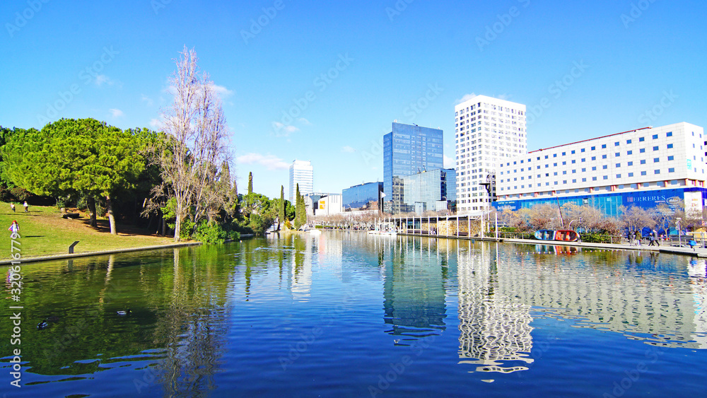 Paisaje urbano de jardines y arquitectura moderna en Sabadell ...