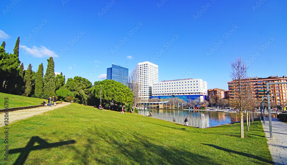 Paisaje urbano de jardines y arquitectura moderna en Sabadell ...