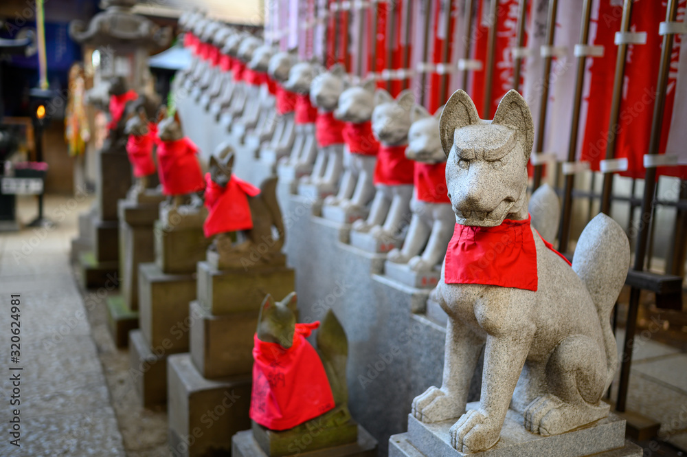 Kitsune fox guardian statues at Toyokama Inari Tokyo Betsuin , Japan ...