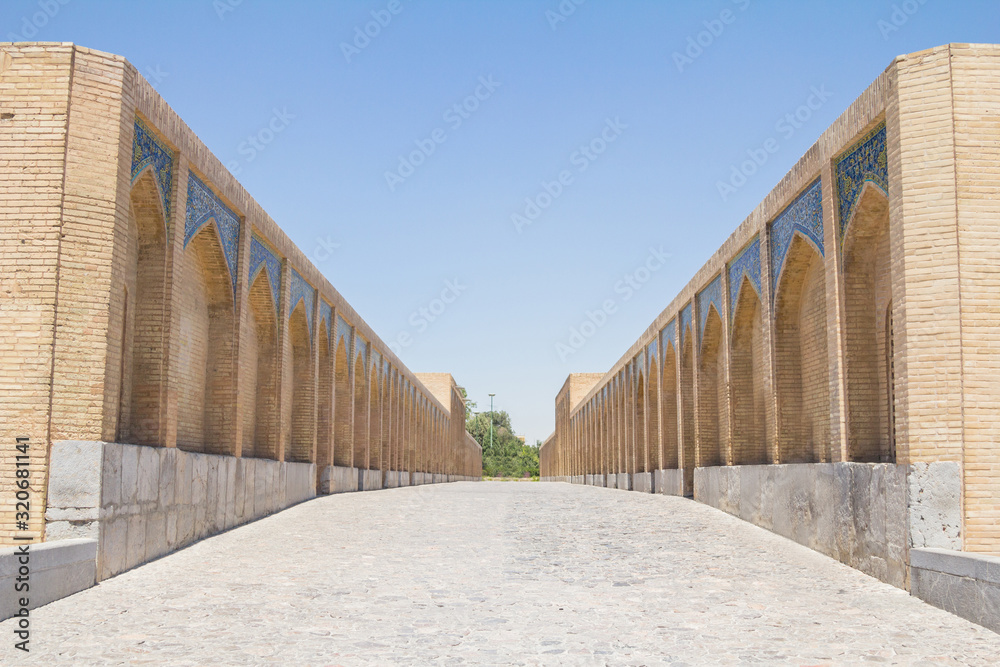 Foto Stock Perspective of the Khajoo bridge is Isfahan, iran, during a ...