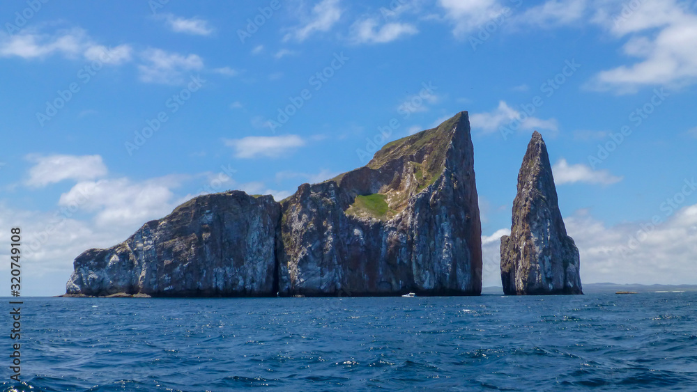 Foto de Kicker Rock island in the Galapagos Islands of Ecuador. You can ...