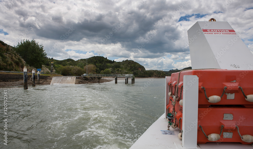 Foto de Motukarka Hokianga River New Zealand. Ferry boat to Rawene do ...