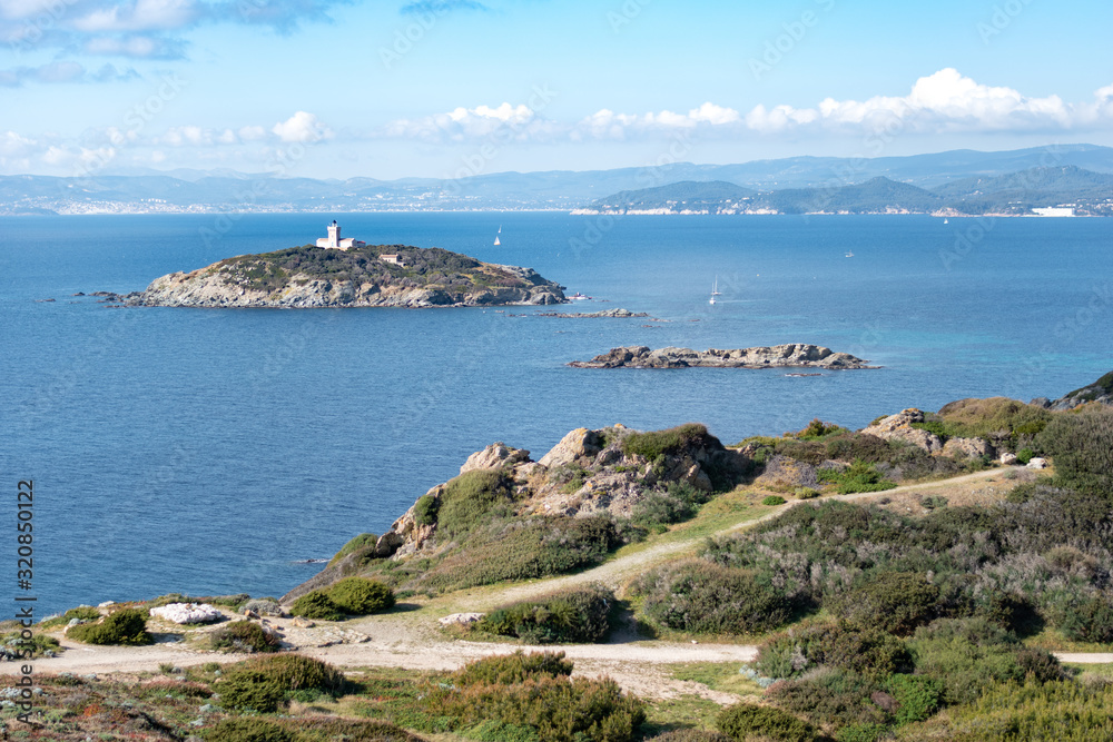 Ile paul ricard dans le var avec magnifique ciel bleu et mer ...