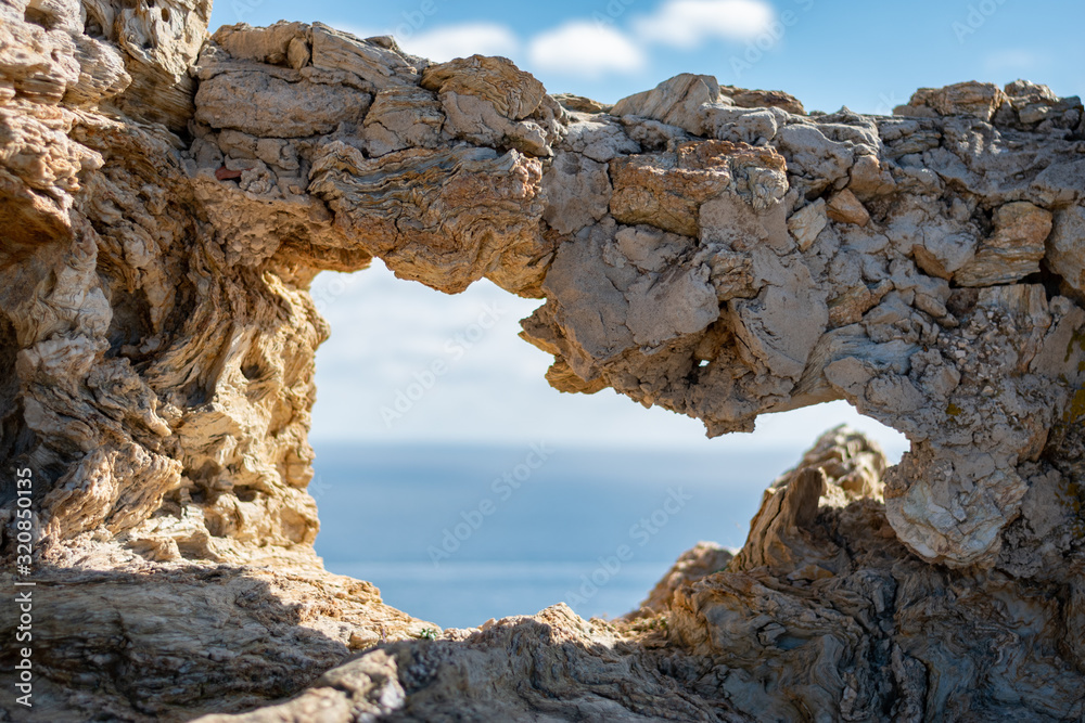 Ile paul ricard dans le var avec magnifique ciel bleu et mer ...