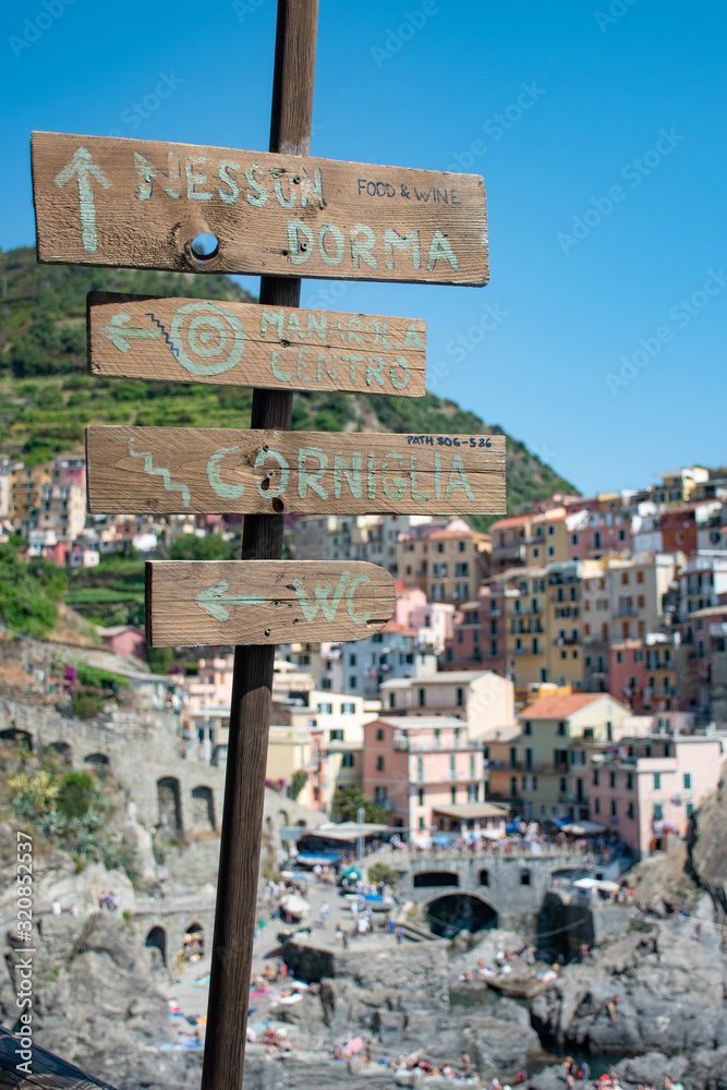 Stockfoto med beskrivningen Panneau d'orientation d'indication et ...
