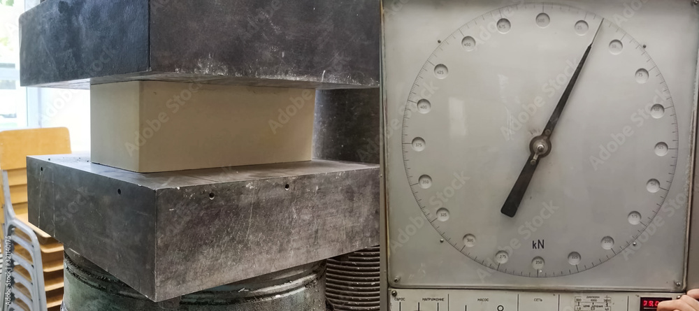 Fotka „Compression strength test of a brick in press. Pressure ...