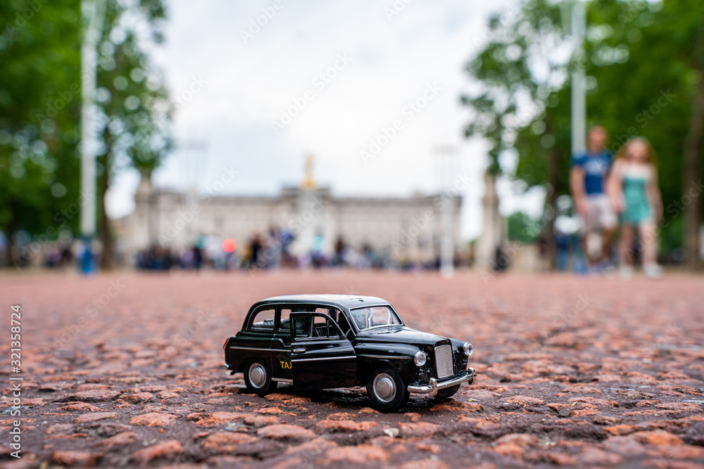 Beautiful London traffic. Traditional black cab driving through Londons ...