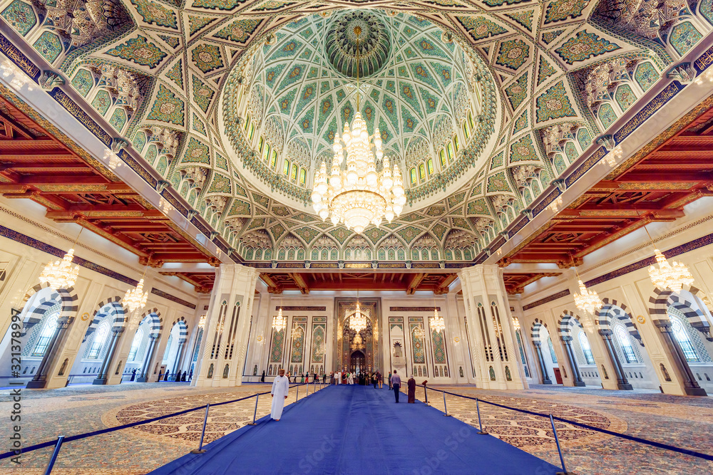 Foto de Main view of prayer hall, the Sultan Qaboos Grand Mosque do ...
