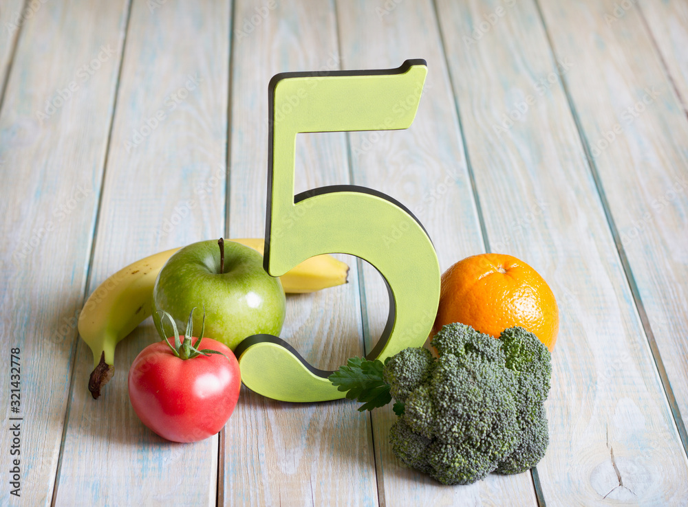 Foto de 5 Five a day portion size with fresh fruits and vegetables ...