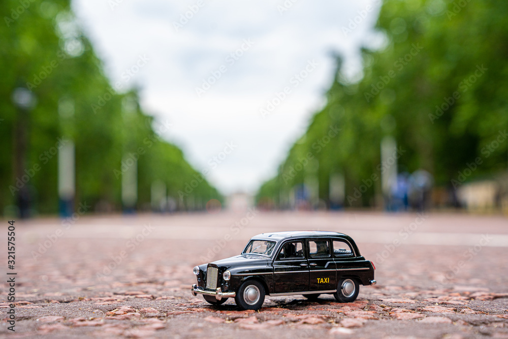 Beautiful London traffic. Traditional black cab driving through Londons ...