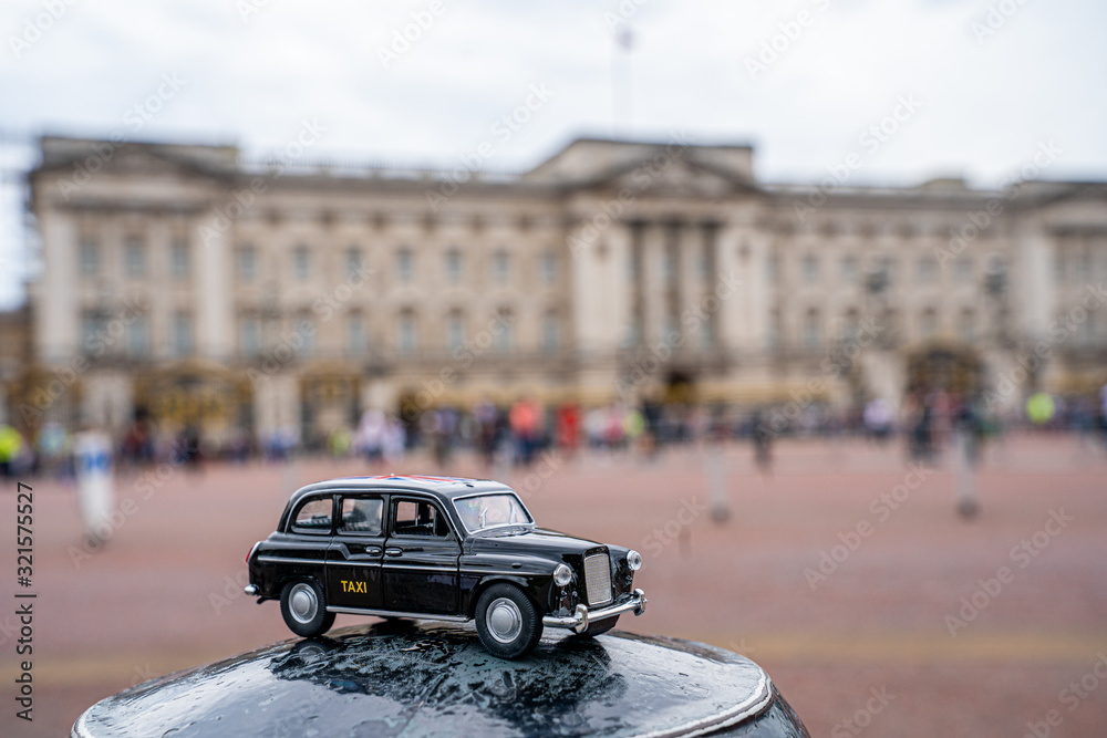 Beautiful London traffic. Traditional black cab driving through Londons ...