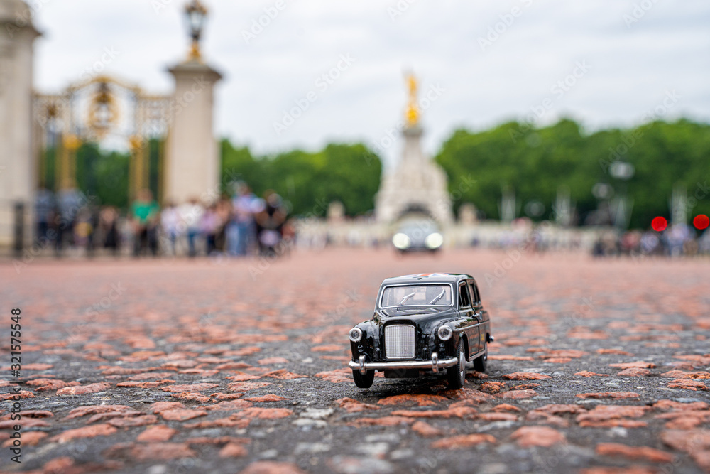 Beautiful London traffic. Traditional black cab driving through Londons ...