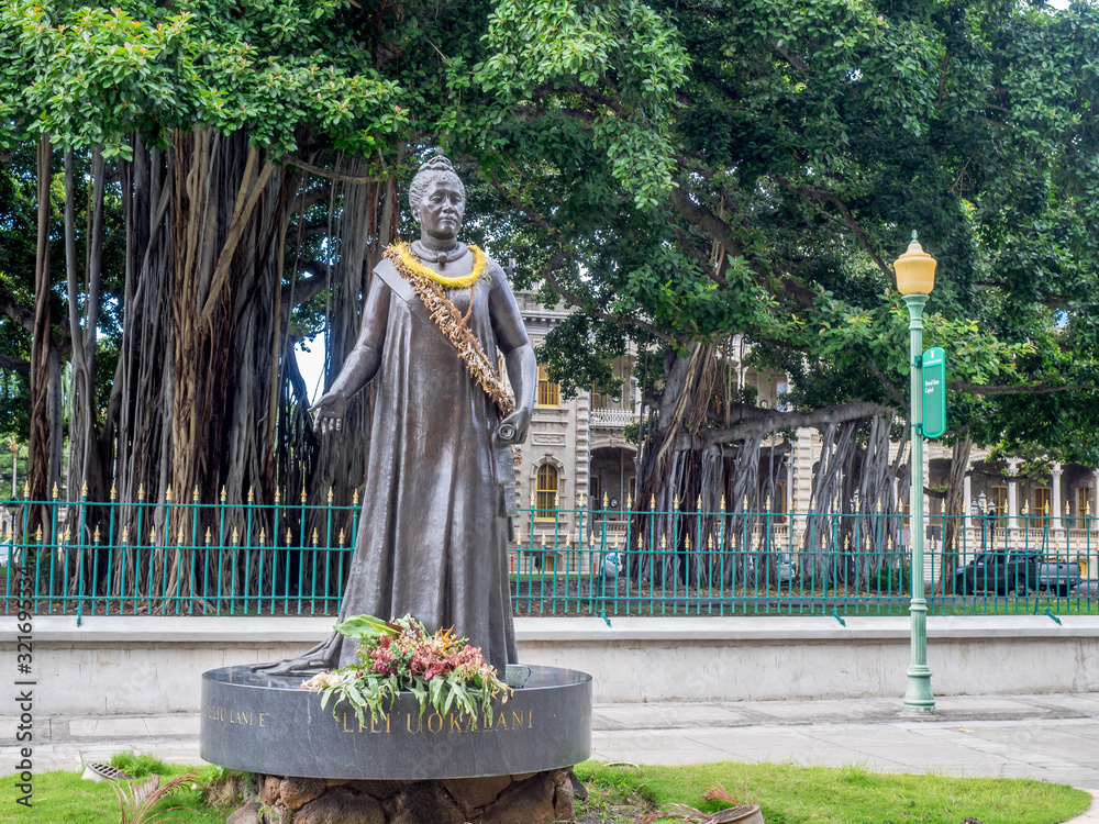 Queen Lili'uokalani Statue outside of the Hawaii State Capitol Building ...