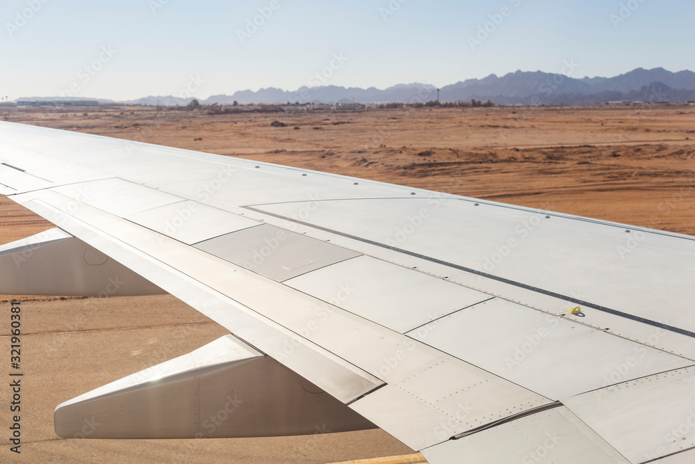 Foto de The plane lands on the airfield. Spoilers and flaps trailing ...