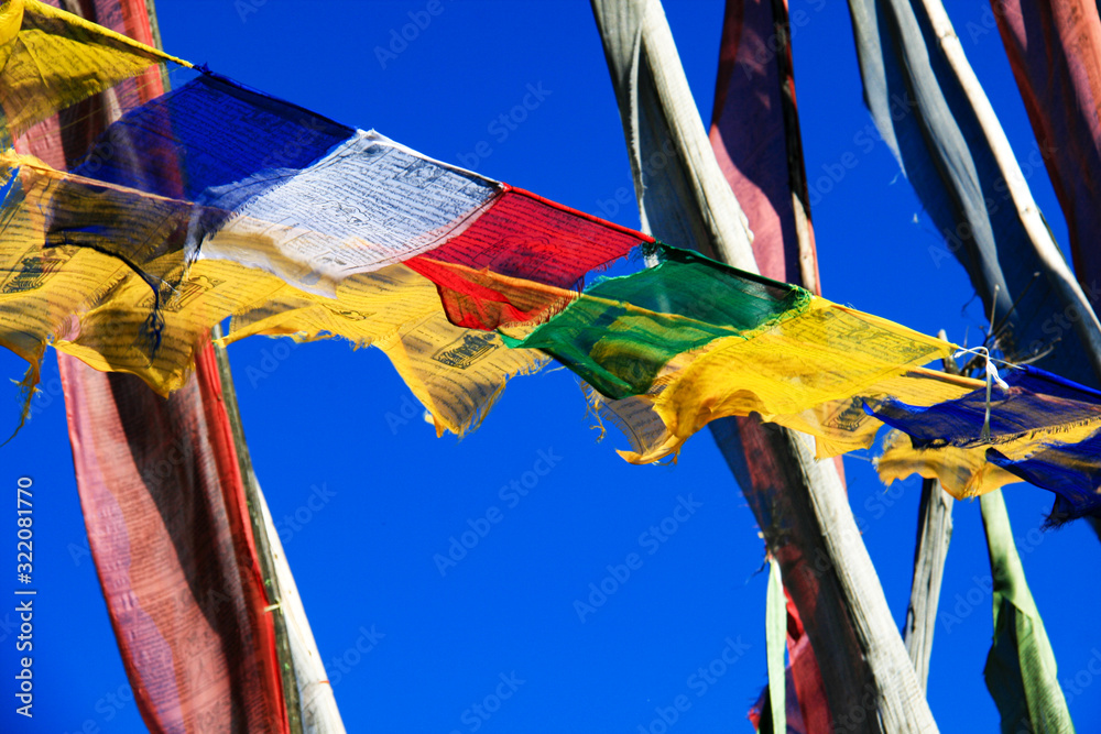 Foto de buddhistische Gebetsfahnen wehen bunt im Wind. Im Königreich ...
