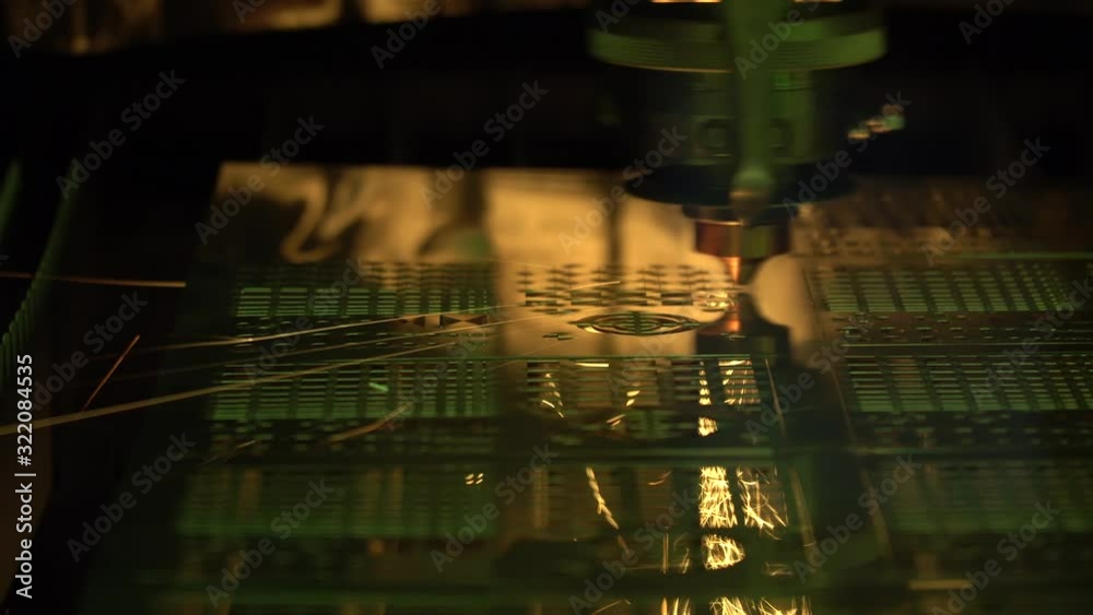 Vidéo Stock The close up scene of fiber laser cutting machine cutting ...