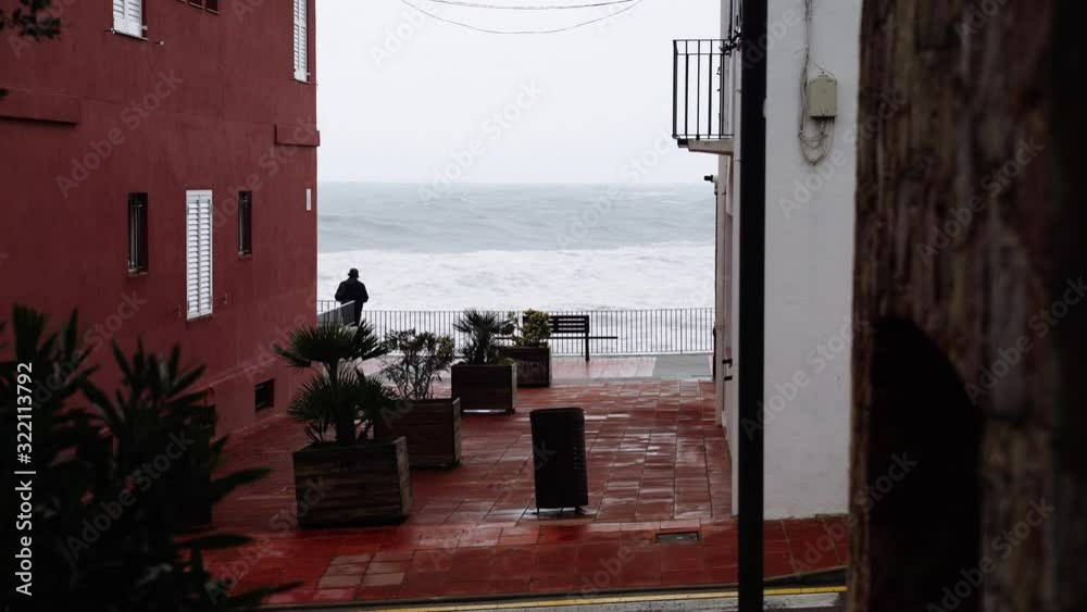 Vidéo Stock View of the stormy sea from the narrow streets of a small ...