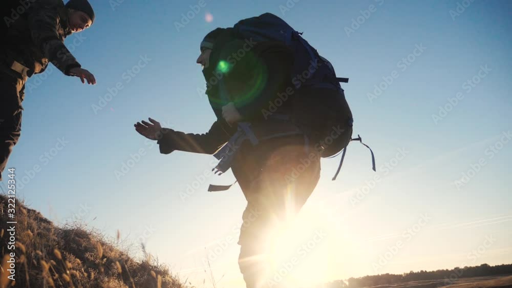 Vidéo Stock teamwork two men help helping hand business travel ...