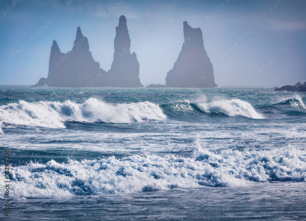 Storn on Atlantic ocean. Breathtaking morning view of Reynisdrangar ...