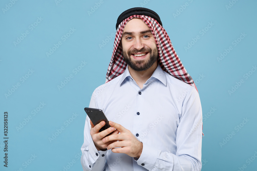 Smiling young bearded arabian muslim man in keffiyeh kafiya ring igal ...