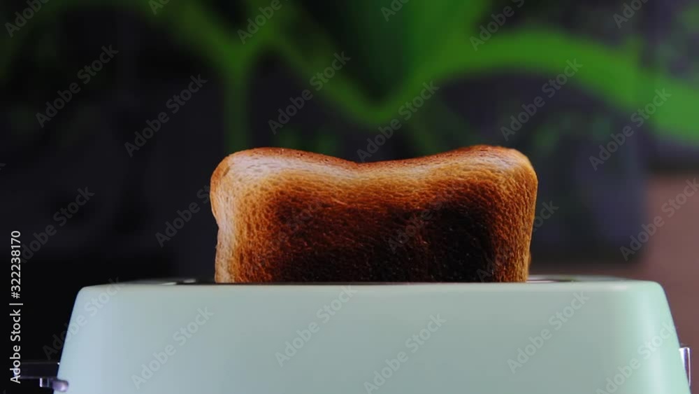Burnt bread in a toaster. Highly toasted bread in a toaster. vídeo de ...
