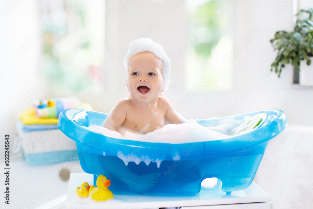 Foto de Little baby taking a bath do Stock | Adobe Stock