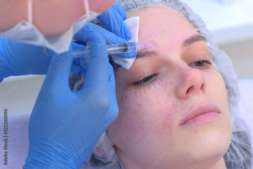 Foto de Cosmetologist doctor is making multiple injections ...