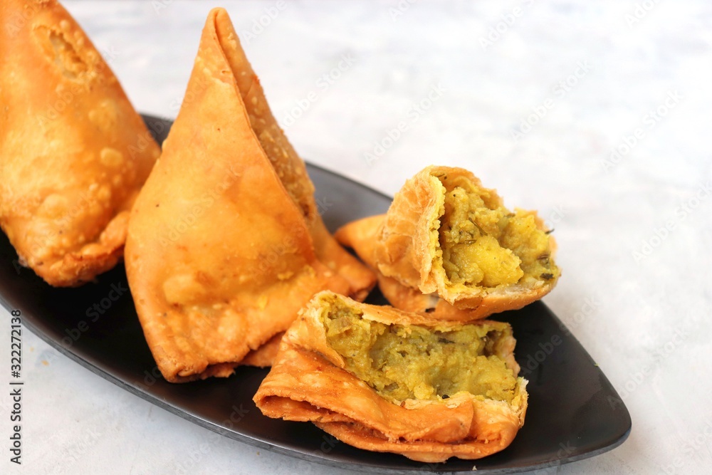 Foto de Vegetarian Aloo samosa or samosas. Indian special traditional ...