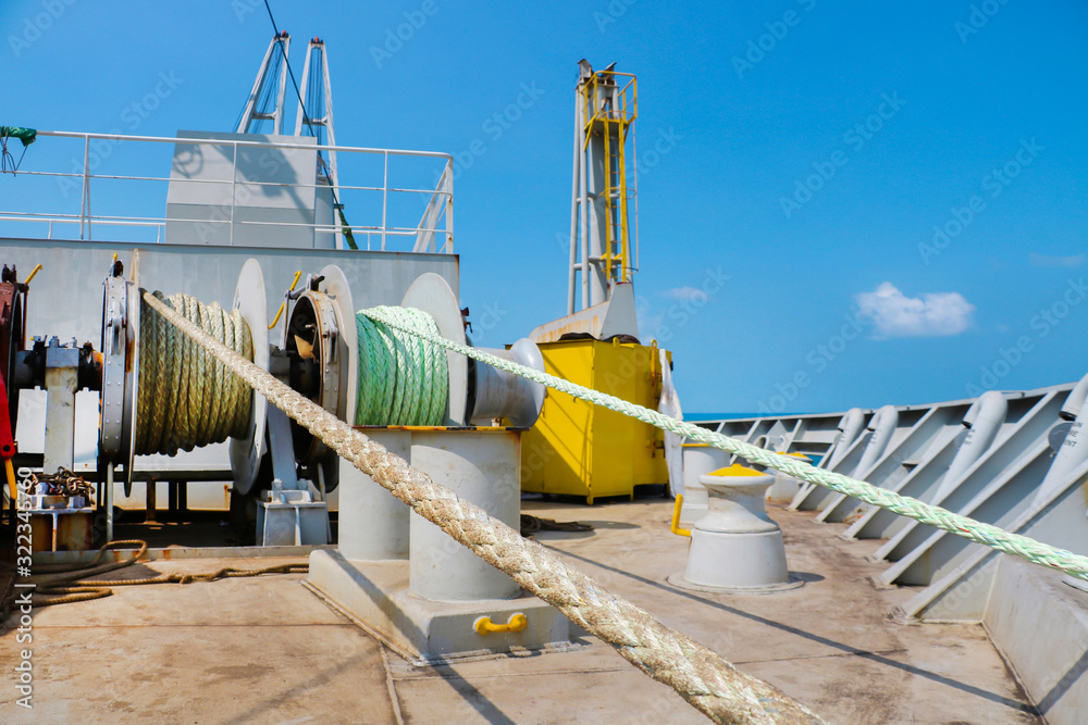 mooring windlass, Mooring rope in line bundle on winch holding strain ...