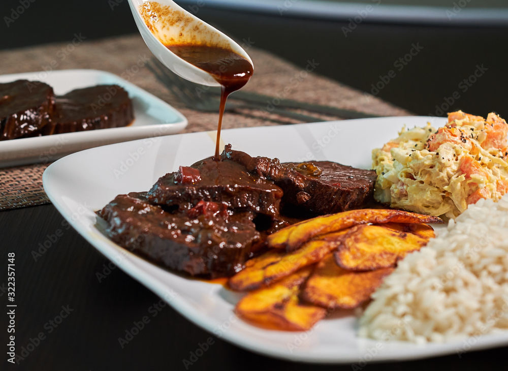 Asado Negro o Lomo Negro Plato tipico Venezolano Stock-Foto | Adobe Stock