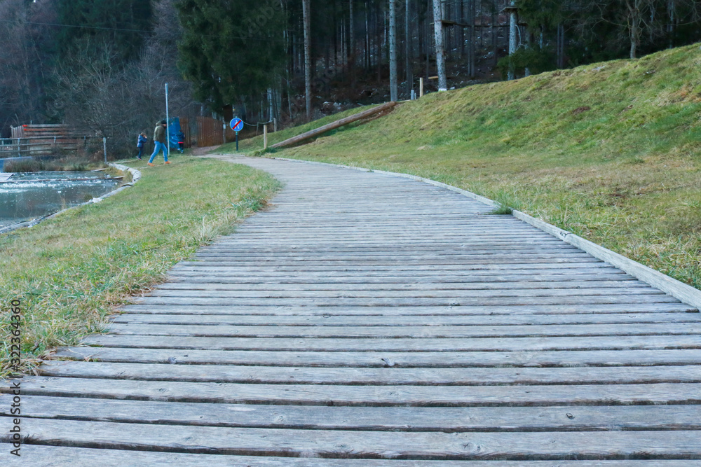 Passerella in legno che affianca il laghetto Spillek a Roana sull ...