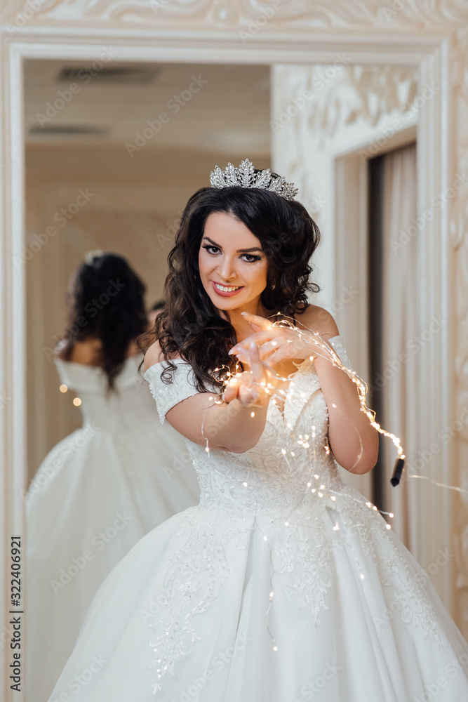 Beautiful and fashion bride with glamour makeup and hairstyle ...