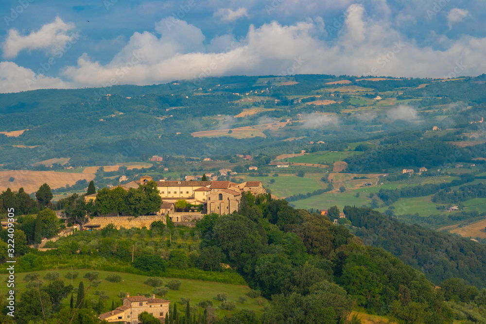 Paesaggio delle colline e della campagna italiana intorno al lago di ...