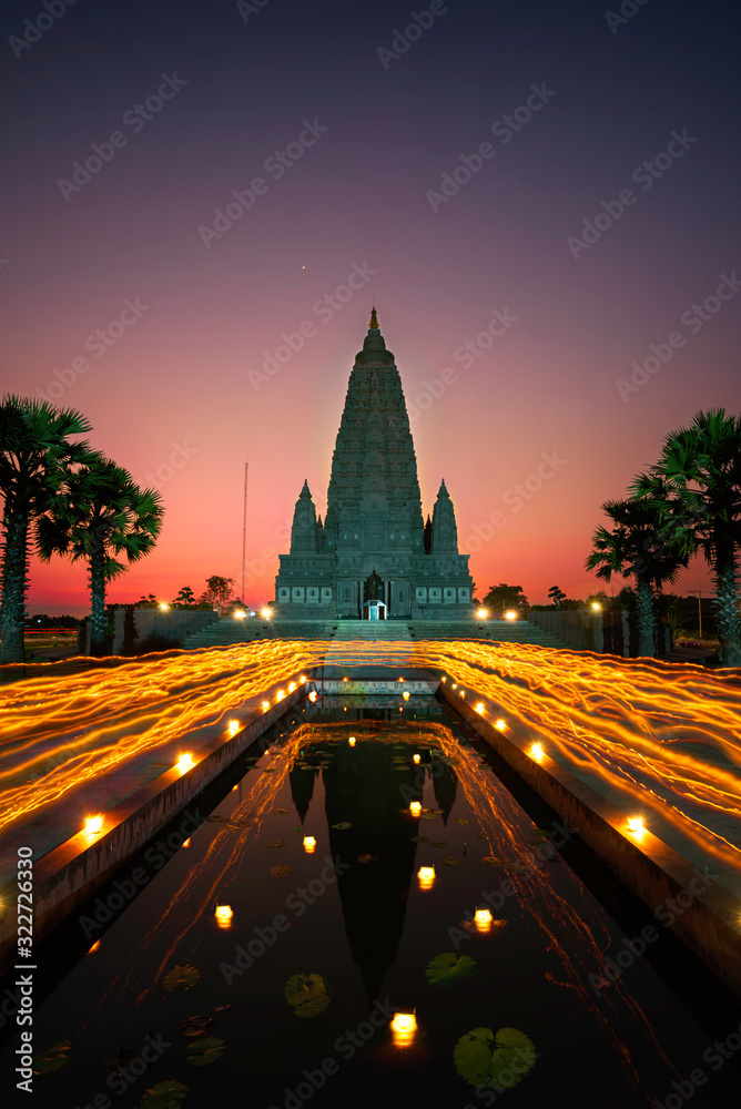 Foto de The candlelight procession (Wien Tien) on Makha Bucha Day at ...