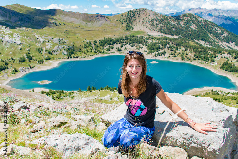 Portrait belle et charmante jeune femme caucasian brune aux yeux bleu ...