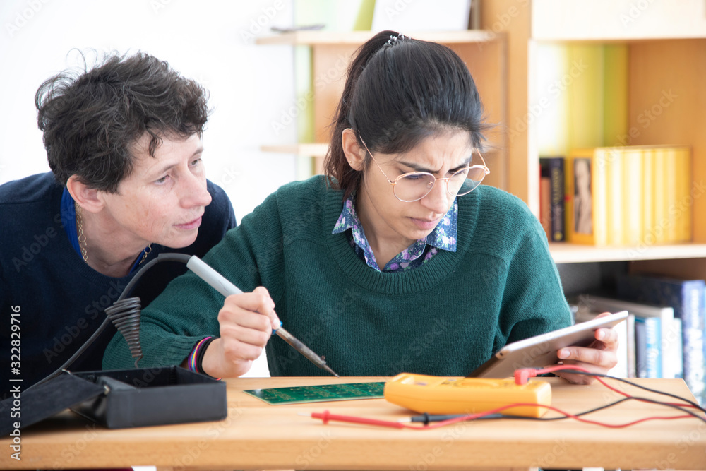 Lehrer und Lernende besprechen einzelne Arbeitsschritte Stock Photo ...