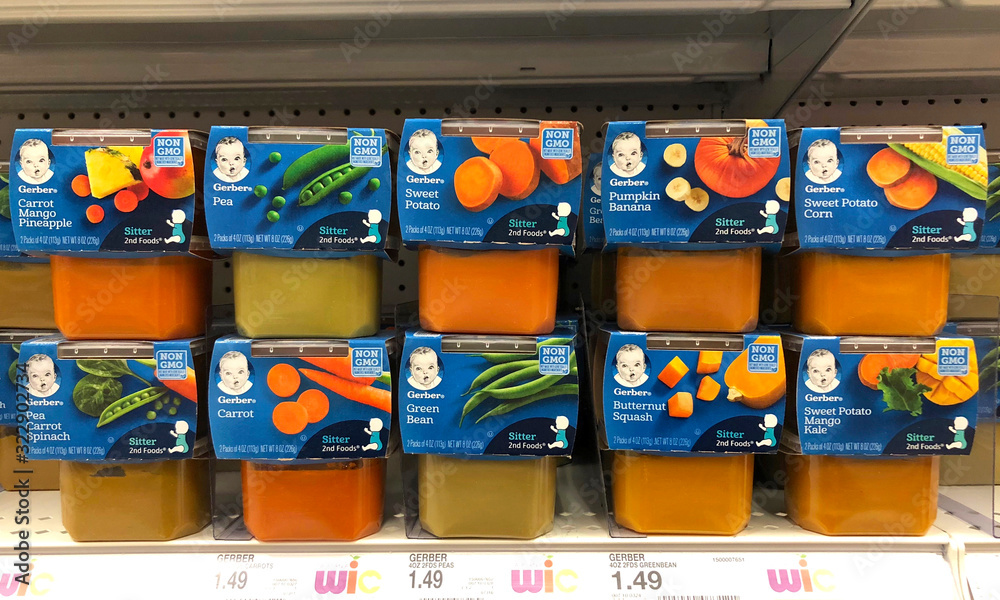 Foto de Alameda, CA - August 24, 2018: Grocery store shelf with Gerber ...