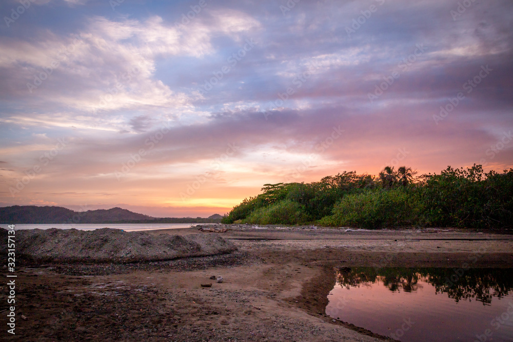 Foto de Sunset at Tambor Beach, in the Pacific of Costa Rica, next to ...