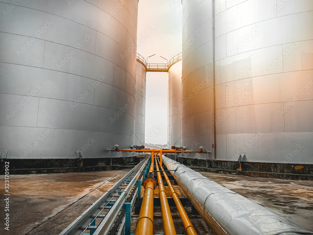 Crude oil export factory industry And oil storage tank Stock Photo ...