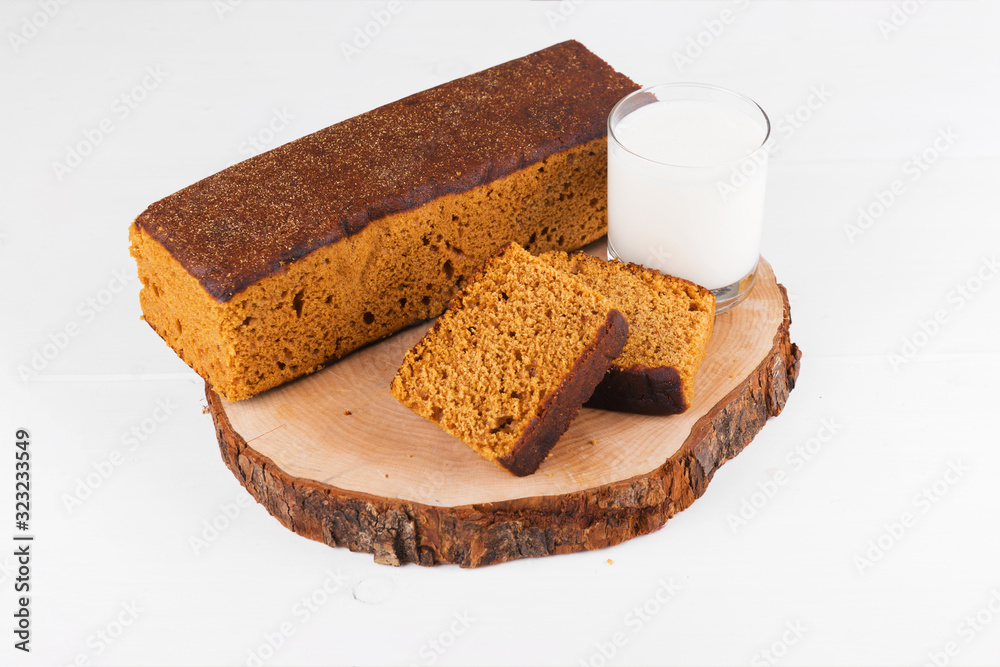 Traditional spice gingerbread cake with honey, ginger, cinnamon, nutmeg ...